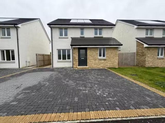 Cozy 2 BA 3 bedroom detached house for rent in Riverside Garde.
