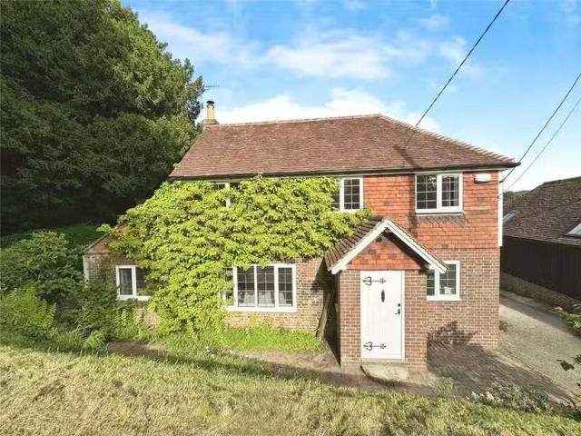 Unique 2 BA 3 bedroom Detached House to rent, Hawkenbury Road.