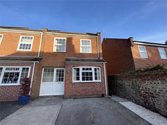 Rental! 2 BA 3 bedroom end of terrace house for rent in Emwell.