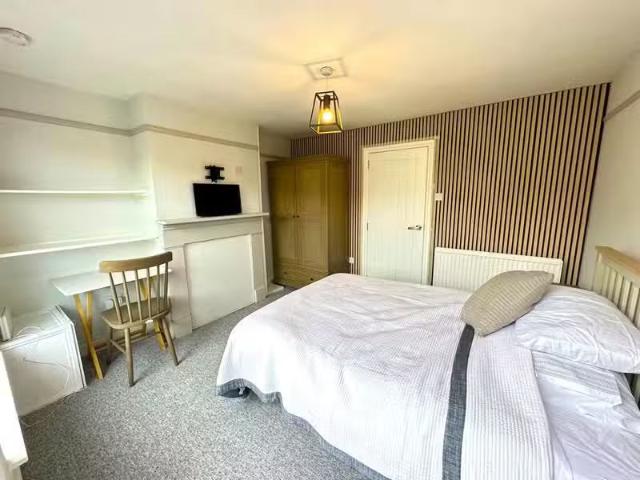 Rental! 2 BA 3 bedroom end of terrace house for rent in High S.