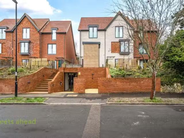 Unique 2 BA 3 bedroom end of terrace house for rent in The Gro.