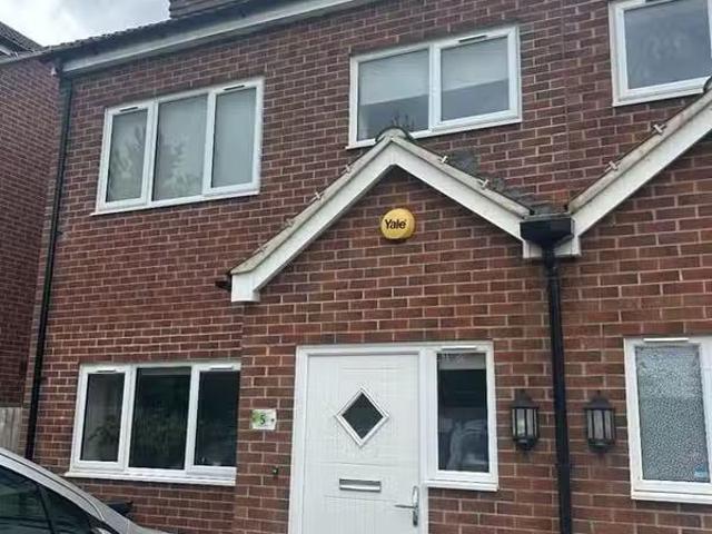 Deal! 2 BA 3 bedroom house for rent in Siddeley Close, Bristol.
