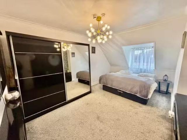 Nice 2 BA 3 bedroom maisonette for rent in Crabton Close Road.