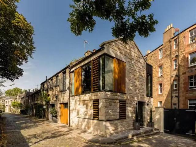 Rental! 2 BA 3 bedroom mews property for rent in Circus Lane.