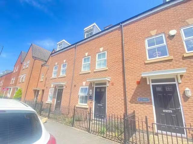 Cheap 2 BA 3 bedroom Mid Terrace House to rent, Queen Elizabet.