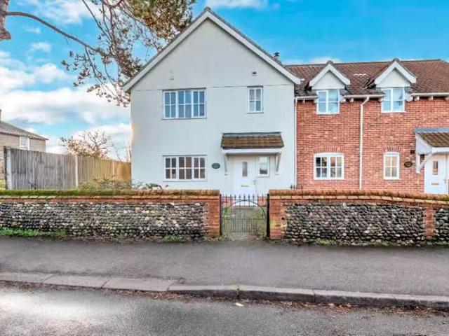 Cozy 2 BA 3 bedroom semi detached house for rent in The Street.
