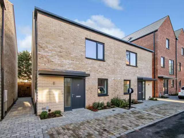 Unique 2 BA 3 bedroom semi detached house for rent in Clara Ra.