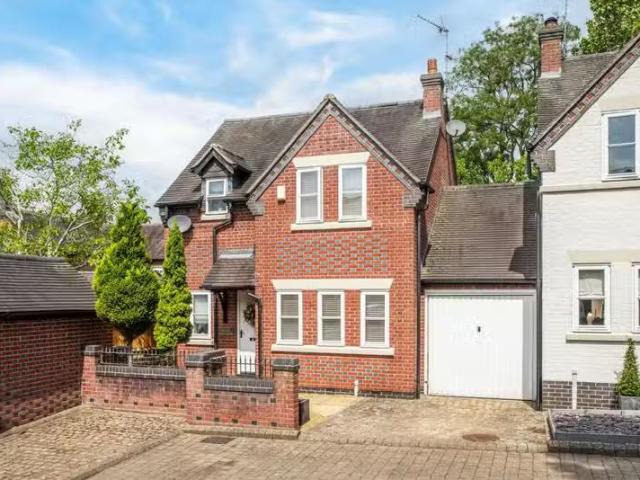 Cozy 2 BA 3 bedroom semi detached house for rent in Heighley C.