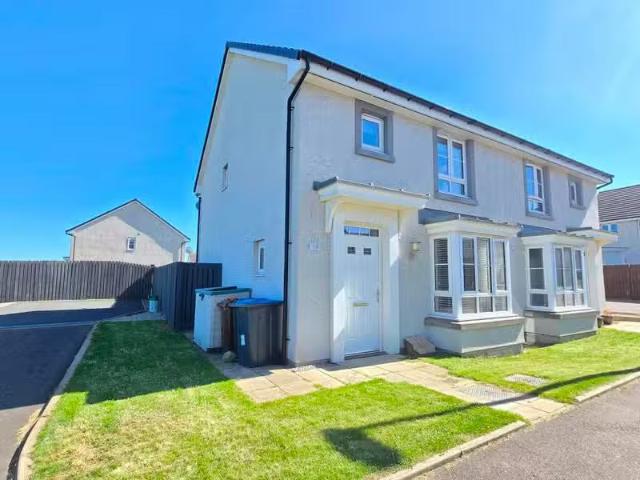 Cheap 2 BA 3 bedroom semi detached house for rent in Leuchland.