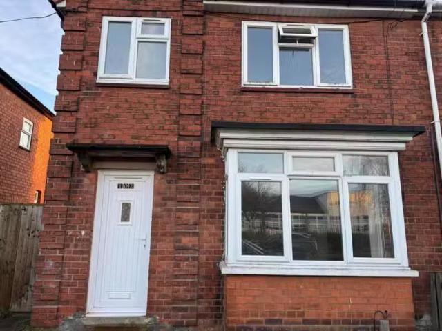 Deal! 2 BA 3 bedroom semi detached house for rent in Sutcliffe.