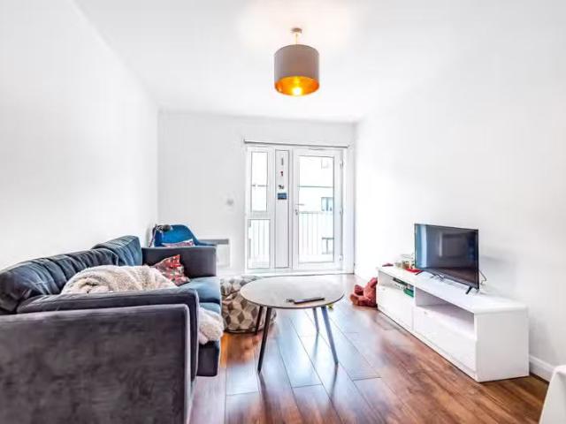 Charming 2 BA 3 bedroom property to let in Lyons Way, Slough.