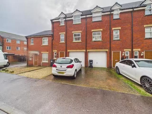 New 2 BA 3 bedroom town house for rent in New Charlton Way, Br.