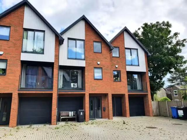 Charming 2 BA 3 bedroom terraced house for rent in Freemans Ya.