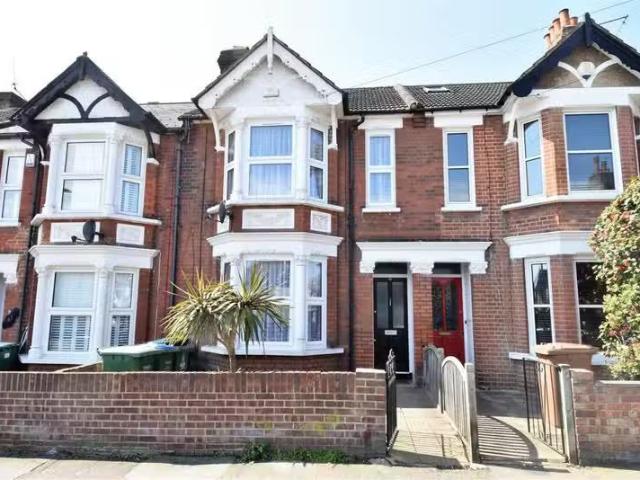 Just in! 2 BA 3 bedroom terraced house for rent in Oaklands Ro.