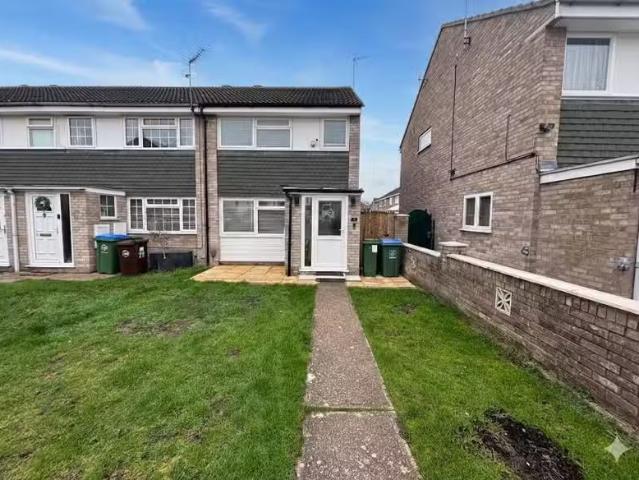 New 2 BA 3 bedroom terraced house for rent in Slattenham Close.