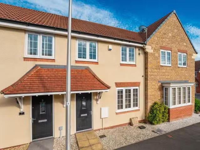 Deal! 2 BA 3 bedroom terraced house for rent in Pheasant Row.
