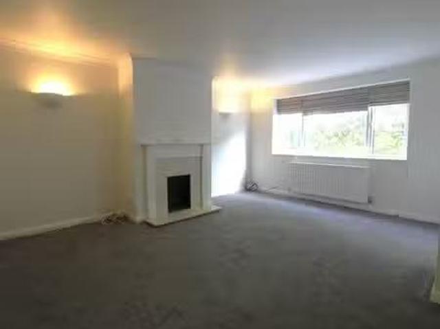 Charming 2+ bedroom maisonette to rent in Park Road, High Barn.