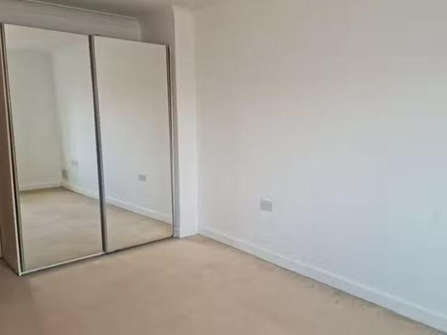 Rental! 2 bedroom apartment for rent in 2 Bed Flat Ensbury Par.