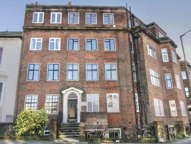 Unique 2 bedroom apartment for rent in Buckingham Close, Bath.