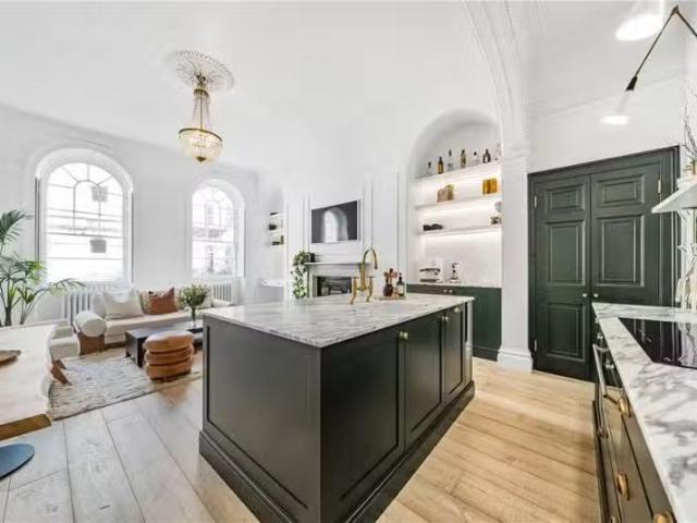 For Rent! 2 bedroom apartment for rent in Henrietta Street, Ba.