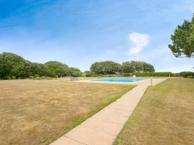 Just in! 2 bedroom apartment for rent in Manor Road, East Clif.