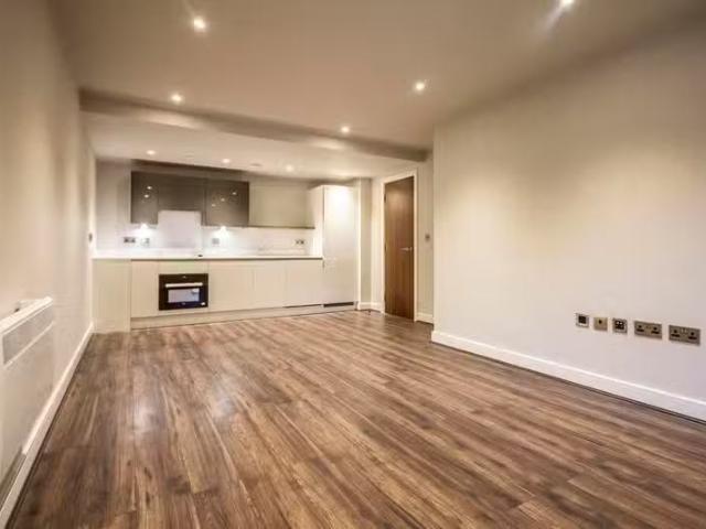 For Rent! 2 bedroom apartment for rent in Moreton House, Moret.