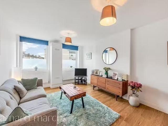 Just in! 2 bedroom apartment for rent in Osborne Road, THORNTO.