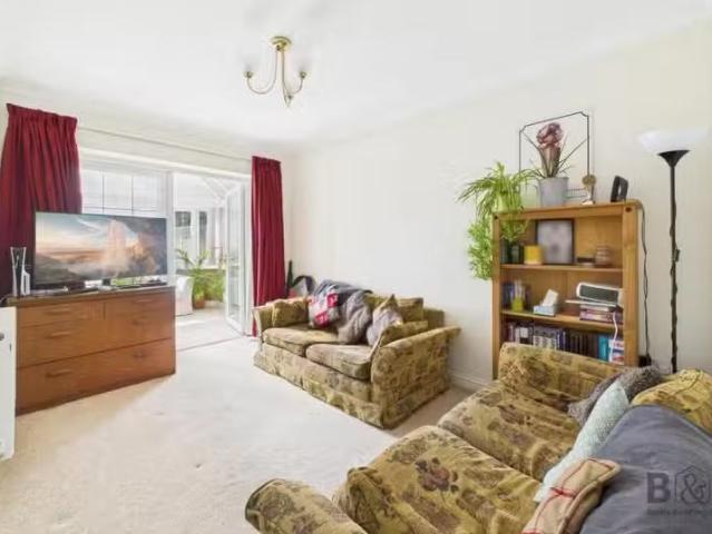 Charming 2 bedroom detached bungalow for rent in Chiphouse Roa.