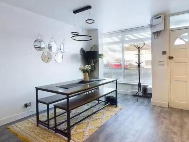 Cheap 2 bedroom end of terrace house for rent in Jockey Road.
