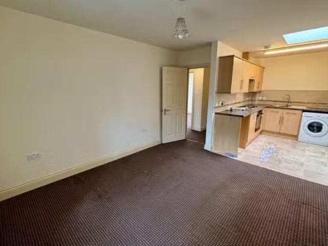 Rental! 2 bedroom flat for rent in Commercial Road, Triangle.