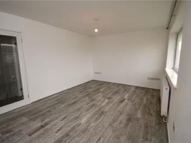 Unique 2 bedroom flat for rent in Amberley Avenue, Moreton, Wi.