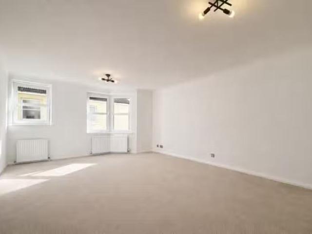 Unique 2 bedroom flat for rent in Bath Court P1280, BN3