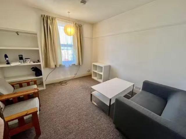Cheap 2 bedroom flat for rent in Fortescue Road, Charminster.