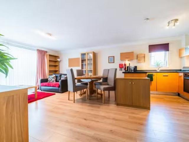Charming 2 bedroom flat for rent in Lock Keepers Court, Blackw.