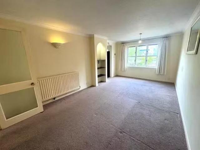 Cozy 2 bedroom flat for rent in Taverner Close, Poole, Dorset.