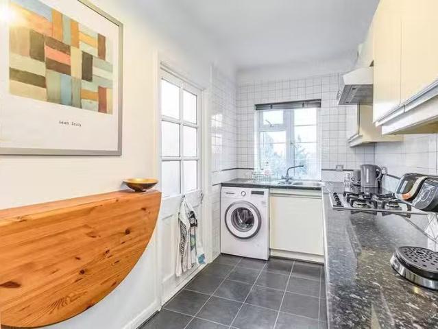 Nice 2 bedroom Flat to rent, Claremont Road, Surbiton, KT6 £2.