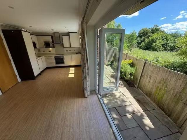 Cozy 2 bedroom ground floor flat for rent in Bluebridge Road.