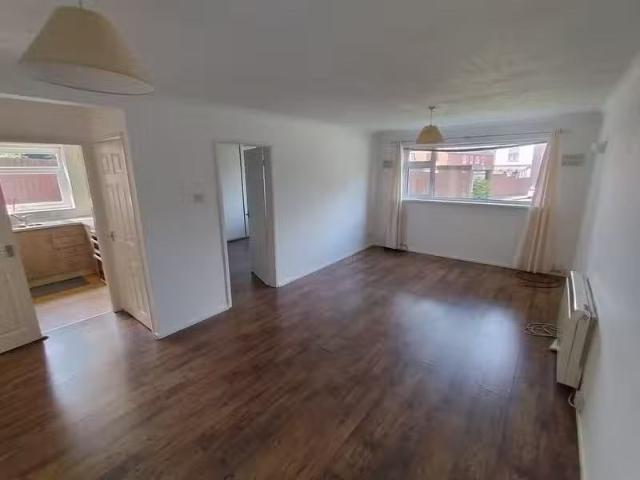 Deal! 2 bedroom ground floor flat for rent in Hickory Drive, E.