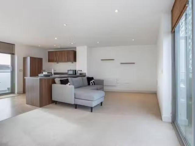 Just in! 2 bedroom penthouse for rent in Viva, 10 Commercial S.