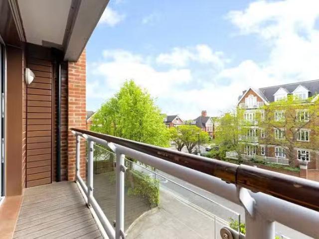 Rental! 2 bedroom property to let in Worple Road, London, SW19.