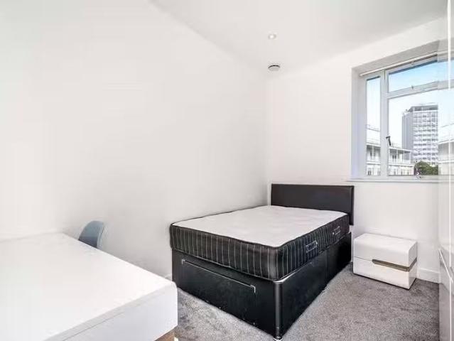 Charming 2 bedroom Room to rent, Derrys Cross, Plymouth, PL1.