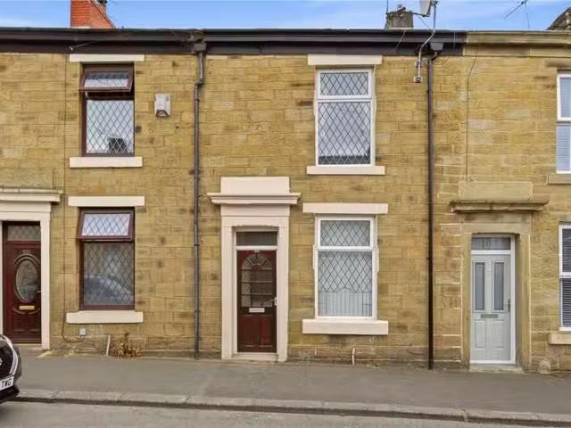 Unique 2 bedroom terraced house for rent in Barnes Street, Cla.