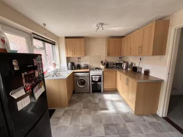 Charming 2 bedroom terraced house for rent in Hawthorn Road, Y.