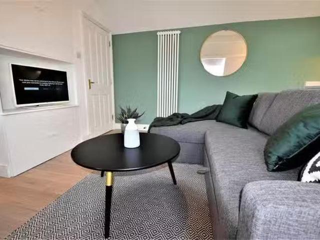 Cozy 2 BR Triangle West