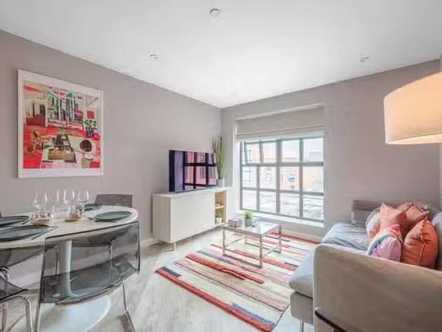 Nice 2 BR Alcester Street