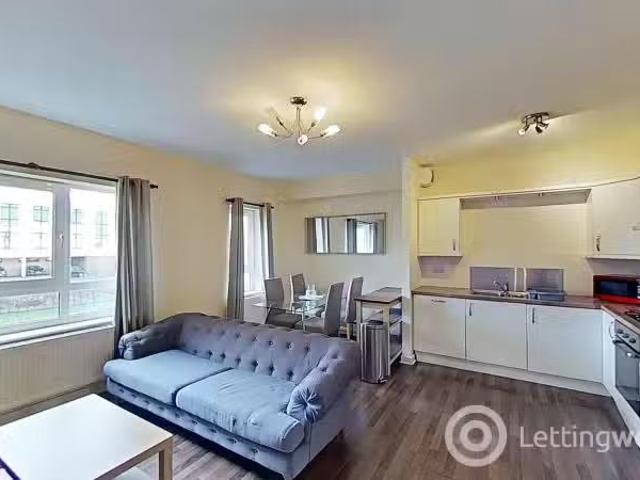 Cheap 2 BR Property to rent in New Mart Place, Edinburgh, Midl.
