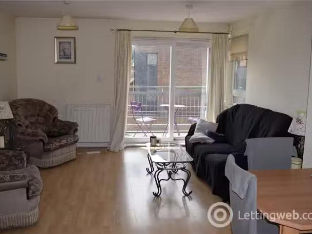 Cozy 2 BR Property to rent in Albion Gardens, Edinburgh, EH7