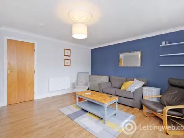 Cheap 2 BR Property to rent in Picardy Court, Rose Street, Cit.