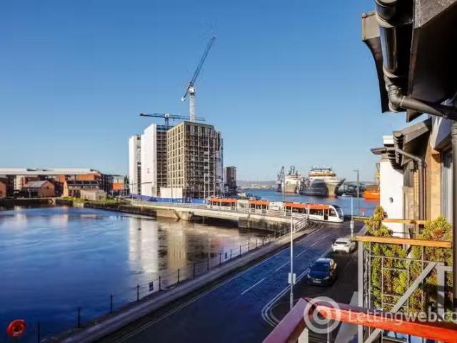 Charming 2 BR Property to rent in Rennies Isle, The Shore, Edi.
