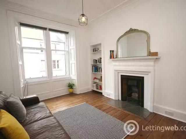 Cozy 2 BR Property to rent in Roseburn Place, Edinburgh